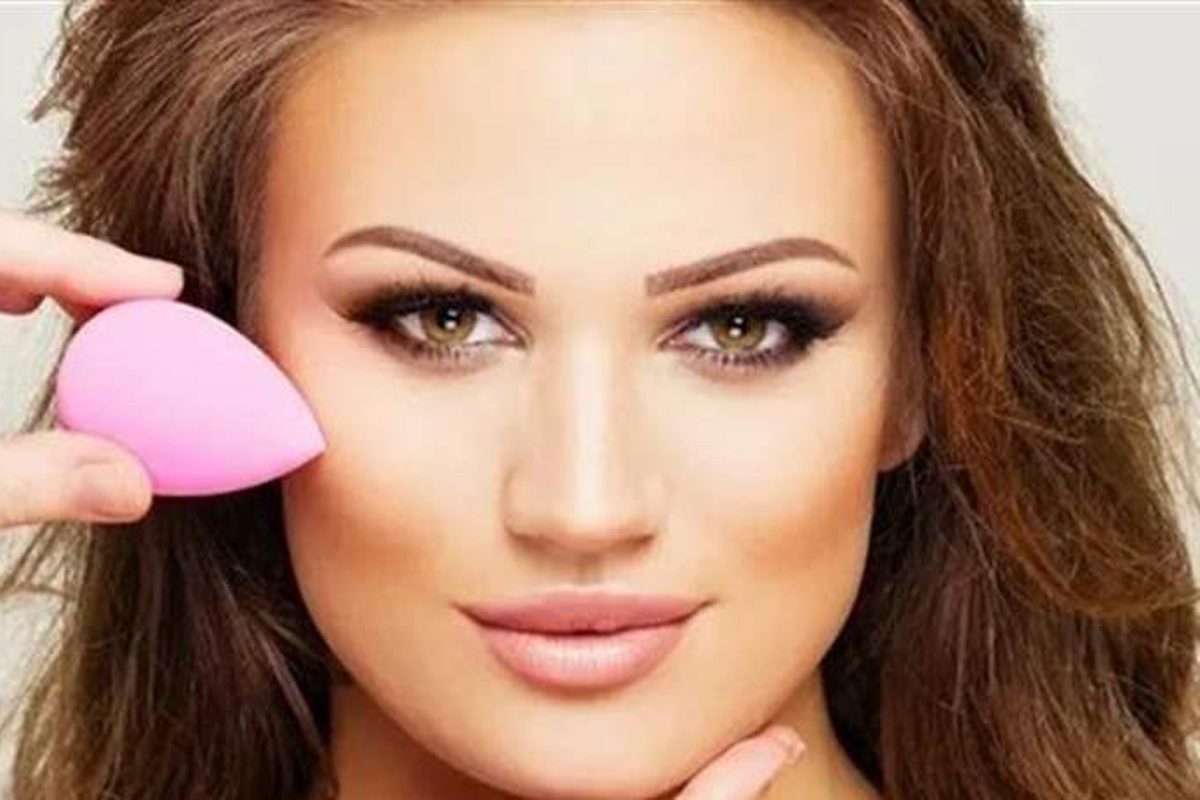 لوضع أحمر الخدود بطريقة صحيحة.. ابتسمي!