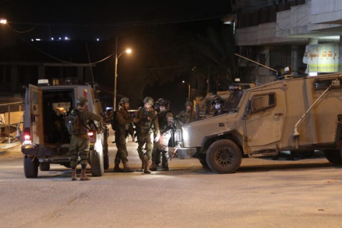 الاحتلال يعتقل مواطنين ويداهم منازل في إذنا غرب الخليل